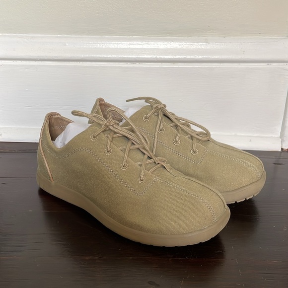 CROCS | Shoes | Crocs Khaki Tan Venture Canvas Lightweight Lace Up ...